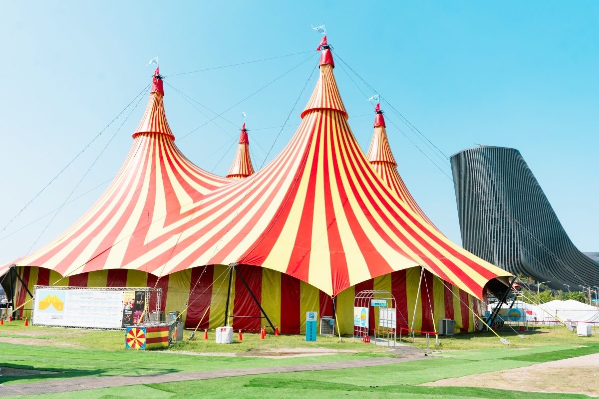 「2025 FOCASA馬戲藝術節」驚艷港都！高雄展覽館旁三頂巨型帳篷撐起101場演出 - WEPEOPLE CLUB